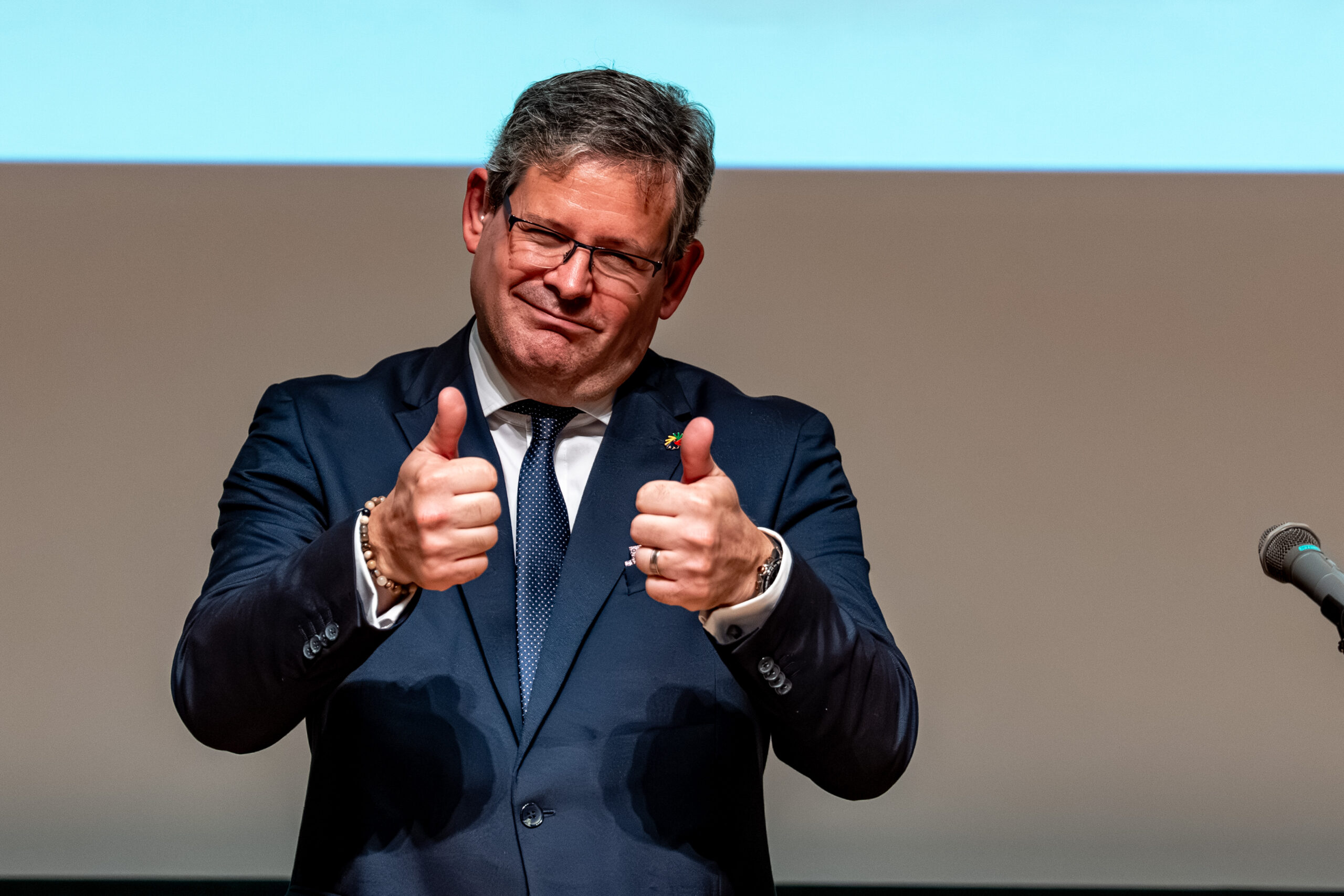 『手話』と『ろう文化』は誇り〜ICSDコーサ会長、デフリンピック東京大会に向けて – Paraphoto