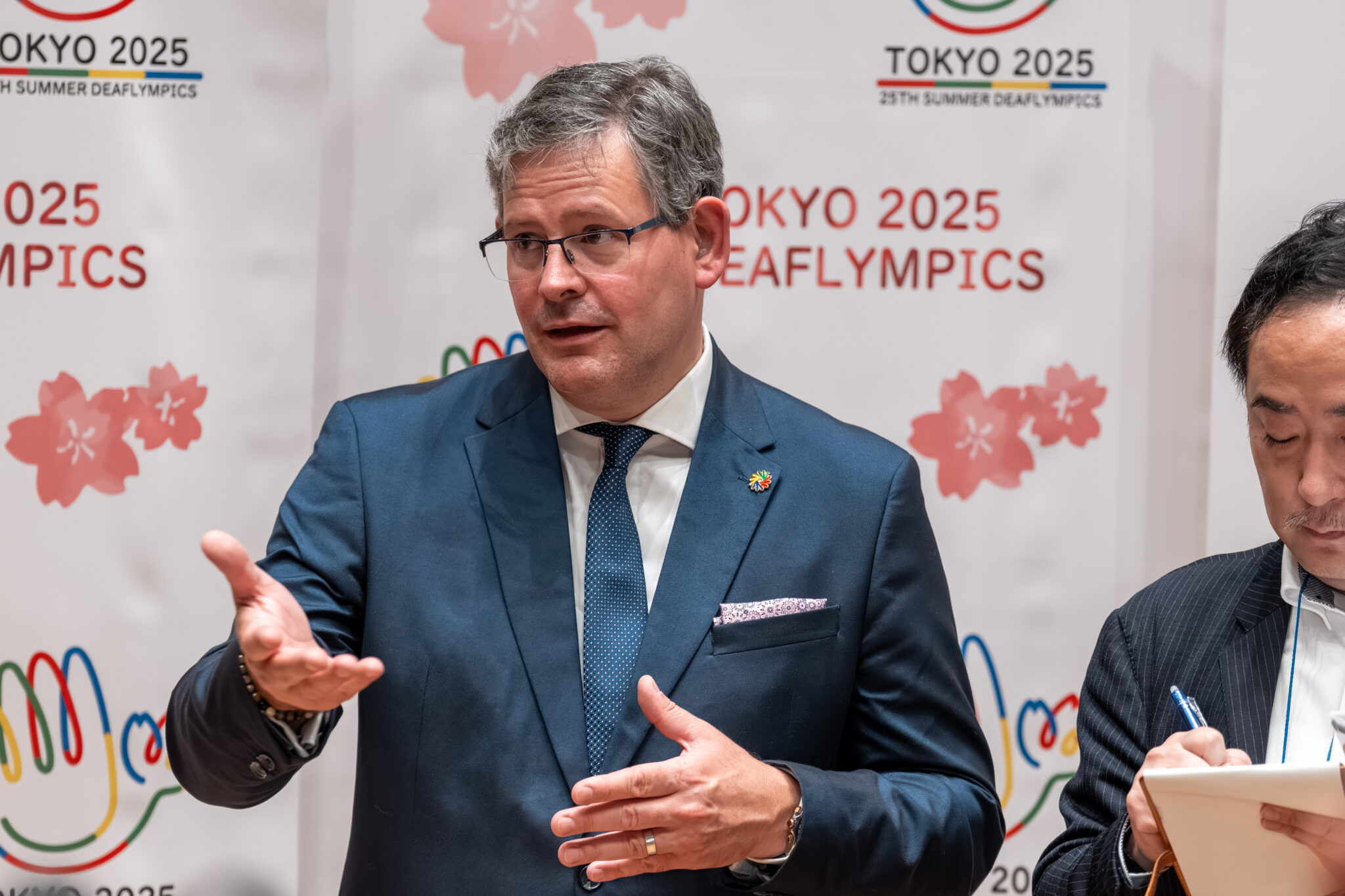 『手話』と『ろう文化』は誇り〜ICSDコーサ会長、デフリンピック東京大会に向けて – Paraphoto